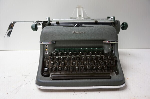Vintage Olympia - SG1 Super de Luxe - typewriter