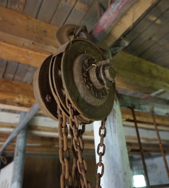 Grote industriele vintage katrol van gietijzer met een lange ketting en ...