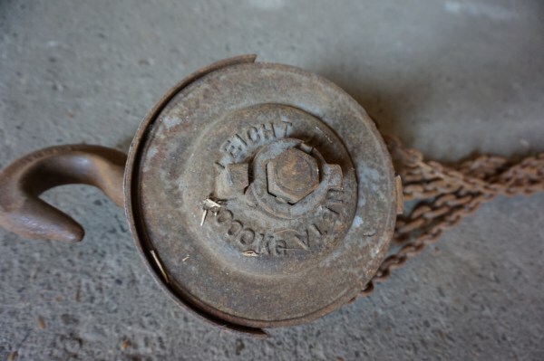 Grote industriele vintage katrol van gietijzer met een lange ketting en ...